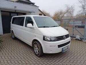 White Volkswagen Caravelle 2013 in Jonava, with an engine capacity of 1.97 L and mileage of 392 thousand km for 10800 €, photo 2 on AUTOMOTO.COM.LV