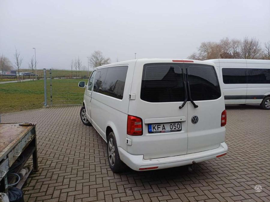 White Volkswagen Caravelle 2013 in Jonava, with an engine capacity of 1.97 L and mileage of 392 thousand km for 10800 €, photo 6 on AUTOMOTO.COM.LV