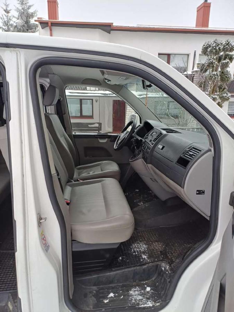 White Volkswagen Caravelle 2013 in Jonava, with an engine capacity of 1.97 L and mileage of 392 thousand km for 10800 €, photo 9 on AUTOMOTO.COM.LV
