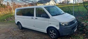 Balts Volkswagen Caravelle 2013 Viļņa, ar dzinēja tilpumu 1.97 L un nobraukumu 260 tūkst. km par 11200 €, foto 4 vietnē AUTOMOTO.COM.LV
