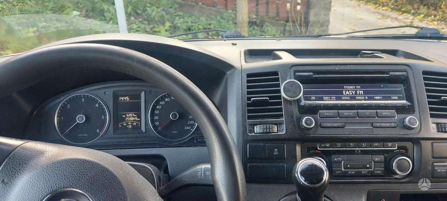 Balts Volkswagen Caravelle 2013 Viļņa, ar dzinēja tilpumu 1.97 L un nobraukumu 260 tūkst. km par 11200 €, foto 5 vietnē AUTOMOTO.COM.LV