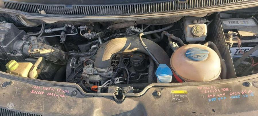 Balts Volkswagen Caravelle 2013 Viļņa, ar dzinēja tilpumu 1.97 L un nobraukumu 260 tūkst. km par 11200 €, foto 6 vietnē AUTOMOTO.COM.LV
