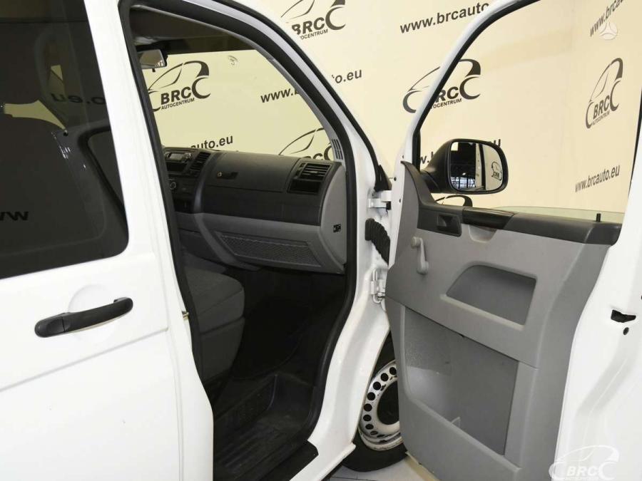 White Volkswagen Caravelle 2015 in Vilnius, with an engine capacity of 1.97 L and mileage of 241 thousand km for 12400 €, photo 11 on AUTOMOTO.COM.LV