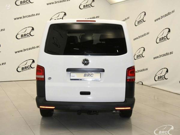 White Volkswagen Caravelle 2015 in Vilnius, with an engine capacity of 1.97 L and mileage of 241 thousand km for 11900 €, photo 6 on AUTOMOTO.COM.LV