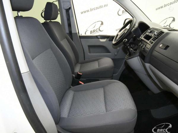 White Volkswagen Caravelle 2015 in Vilnius, with an engine capacity of 1.97 L and mileage of 241 thousand km for 11900 €, photo 8 on AUTOMOTO.COM.LV