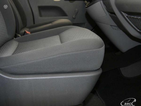 White Volkswagen Caravelle 2015 in Vilnius, with an engine capacity of 1.97 L and mileage of 241 thousand km for 11900 €, photo 9 on AUTOMOTO.COM.LV