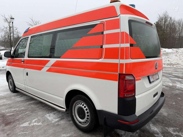 White Volkswagen Caravelle 2017 in Vilnius, with an engine capacity of 2.00 L and mileage of 380 thousand km for 10650 €, photo 8 on AUTOMOTO.COM.LV