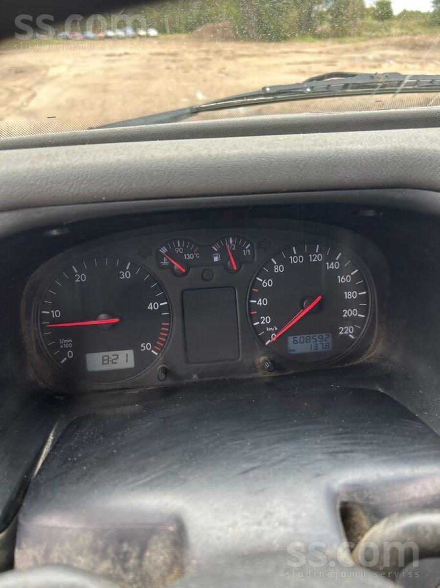 Balts Volkswagen Caravelle 1999 Rēzekne, ar dzinēja tilpumu 2.50 L un nobraukumu 600 tūkst. km par 3400 €, foto 7 vietnē AUTOMOTO.COM.LV