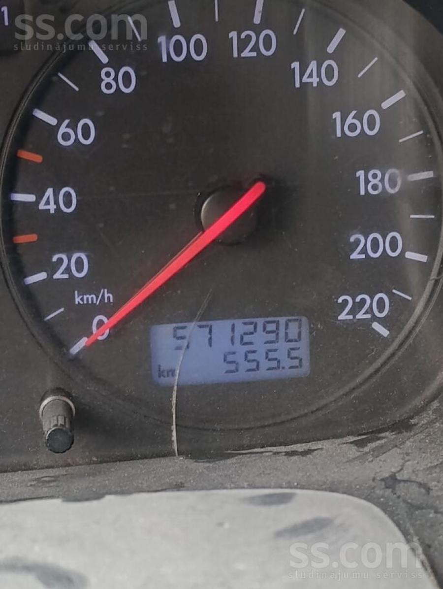Balts Volkswagen Caravelle 2000 Rīga, ar dzinēja tilpumu 2.50 L un nobraukumu 570 tūkst. km par 2850 €, foto 6 vietnē AUTOMOTO.COM.LV