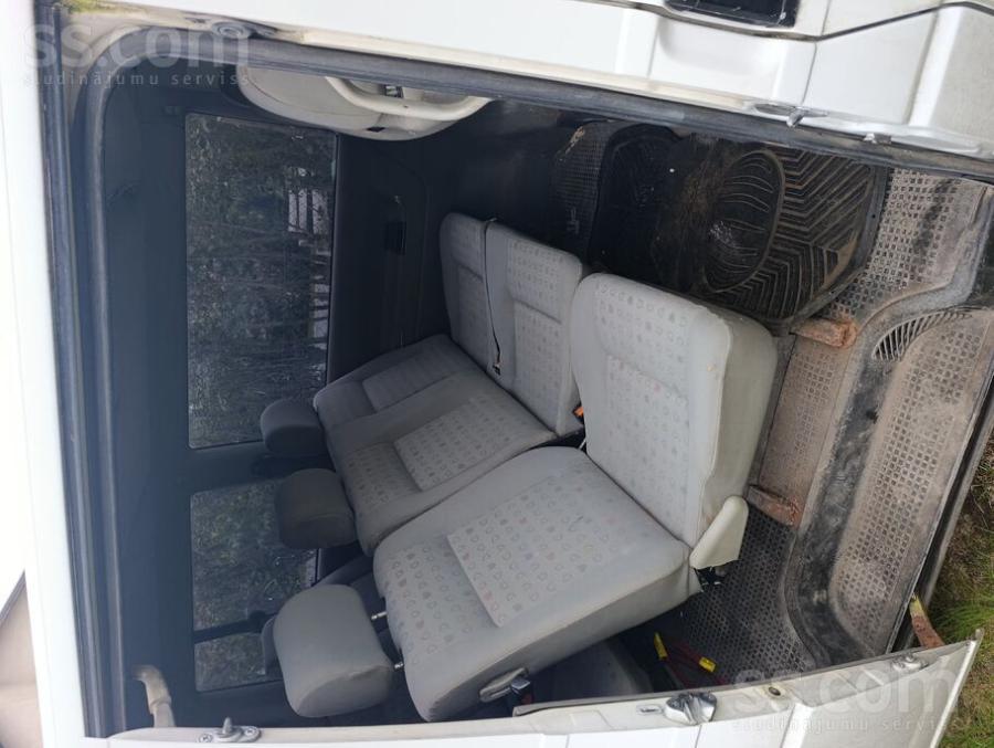 Balts Volkswagen Caravelle 2000 Rīga, ar dzinēja tilpumu 2.50 L un nobraukumu 570 tūkst. km par 2850 €, foto 9 vietnē AUTOMOTO.COM.LV