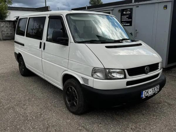 White Volkswagen Caravelle 2000 in Daugavpils, with an engine capacity of 2.50 L and mileage of 44 thousand km for 4690 €, photo 1 on AUTOMOTO.COM.LV