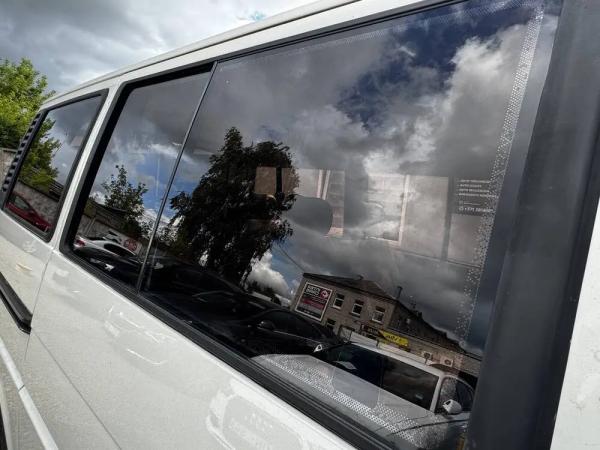 White Volkswagen Caravelle 2000 in Daugavpils, with an engine capacity of 2.50 L and mileage of 44 thousand km for 4690 €, photo 8 on AUTOMOTO.COM.LV