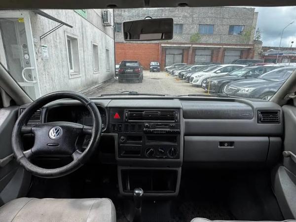 White Volkswagen Caravelle 2000 in Daugavpils, with an engine capacity of 2.50 L and mileage of 44 thousand km for 4690 €, photo 9 on AUTOMOTO.COM.LV
