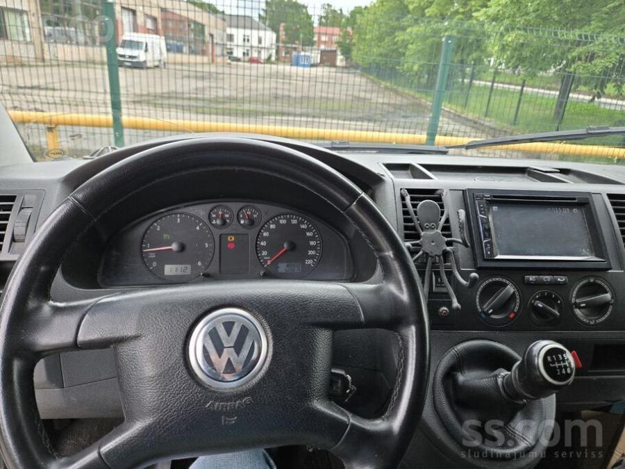 Balts Volkswagen Caravelle 2005 Cēsis, ar dzinēja tilpumu 2.40 L un nobraukumu 521 tūkst. km par 4200 €, foto 3 vietnē AUTOMOTO.COM.LV