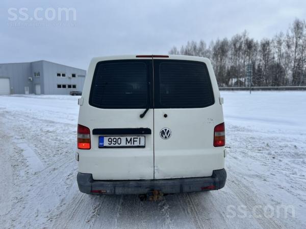 White Volkswagen Caravelle 2007 in Valka, with an engine capacity of 2.50 L and mileage of 302 thousand km for 5450 €, photo 9 on AUTOMOTO.COM.LV