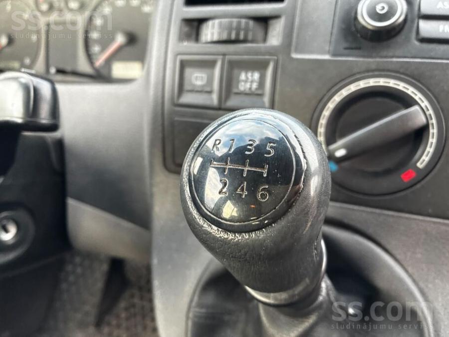 Balts Volkswagen Caravelle 2007 Saldus, ar dzinēja tilpumu 2.50 L un nobraukumu 283 tūkst. km par 6690 €, foto 13 vietnē AUTOMOTO.COM.LV