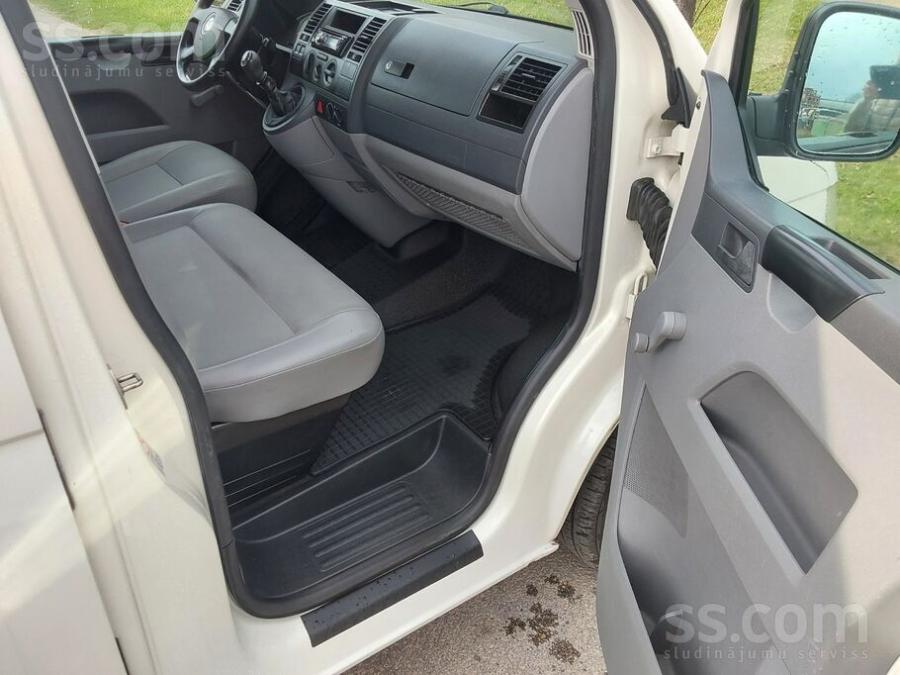 White Volkswagen Caravelle 2009 in Ogre, with an engine capacity of 1.90 L and mileage of 219 thousand km for 51 €, photo 13 on AUTOMOTO.COM.LV