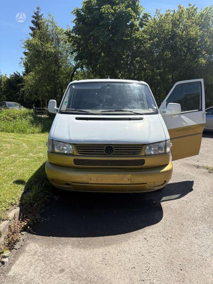 Balts Volkswagen Caravelle 2001 Panevēža, ar dzinēja tilpumu 2.50 L un nobraukumu 590 tūkst. km par 2650 €, foto 1 vietnē AUTOMOTO.COM.LV