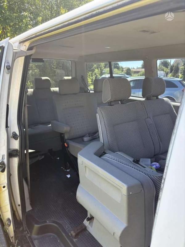 Balts Volkswagen Caravelle 2001 Panevēža, ar dzinēja tilpumu 2.50 L un nobraukumu 590 tūkst. km par 2650 €, foto 5 vietnē AUTOMOTO.COM.LV