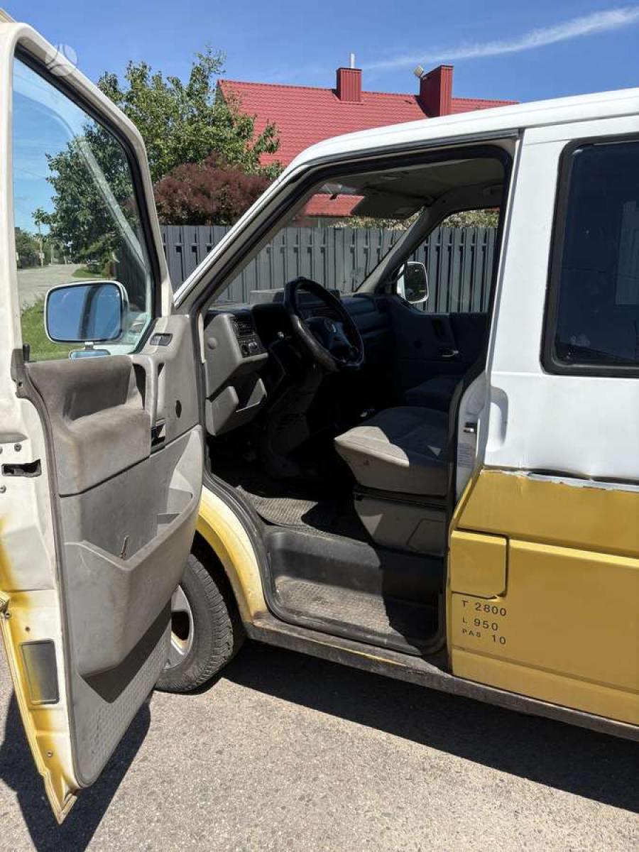 Balts Volkswagen Caravelle 2001 Panevēža, ar dzinēja tilpumu 2.50 L un nobraukumu 590 tūkst. km par 2650 €, foto 8 vietnē AUTOMOTO.COM.LV