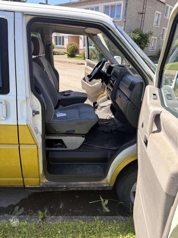 Balts Volkswagen Caravelle 2001 Panevēža, ar dzinēja tilpumu 2.50 L un nobraukumu 590 tūkst. km par 2650 €, foto 8 vietnē AUTOMOTO.COM.LV