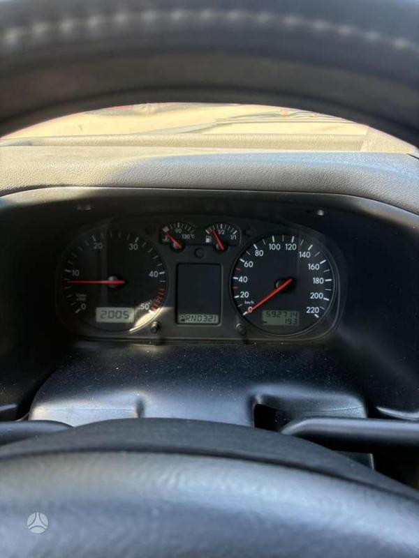 Balts Volkswagen Caravelle 2001 Panevēža, ar dzinēja tilpumu 2.50 L un nobraukumu 590 tūkst. km par 2650 €, foto 9 vietnē AUTOMOTO.COM.LV