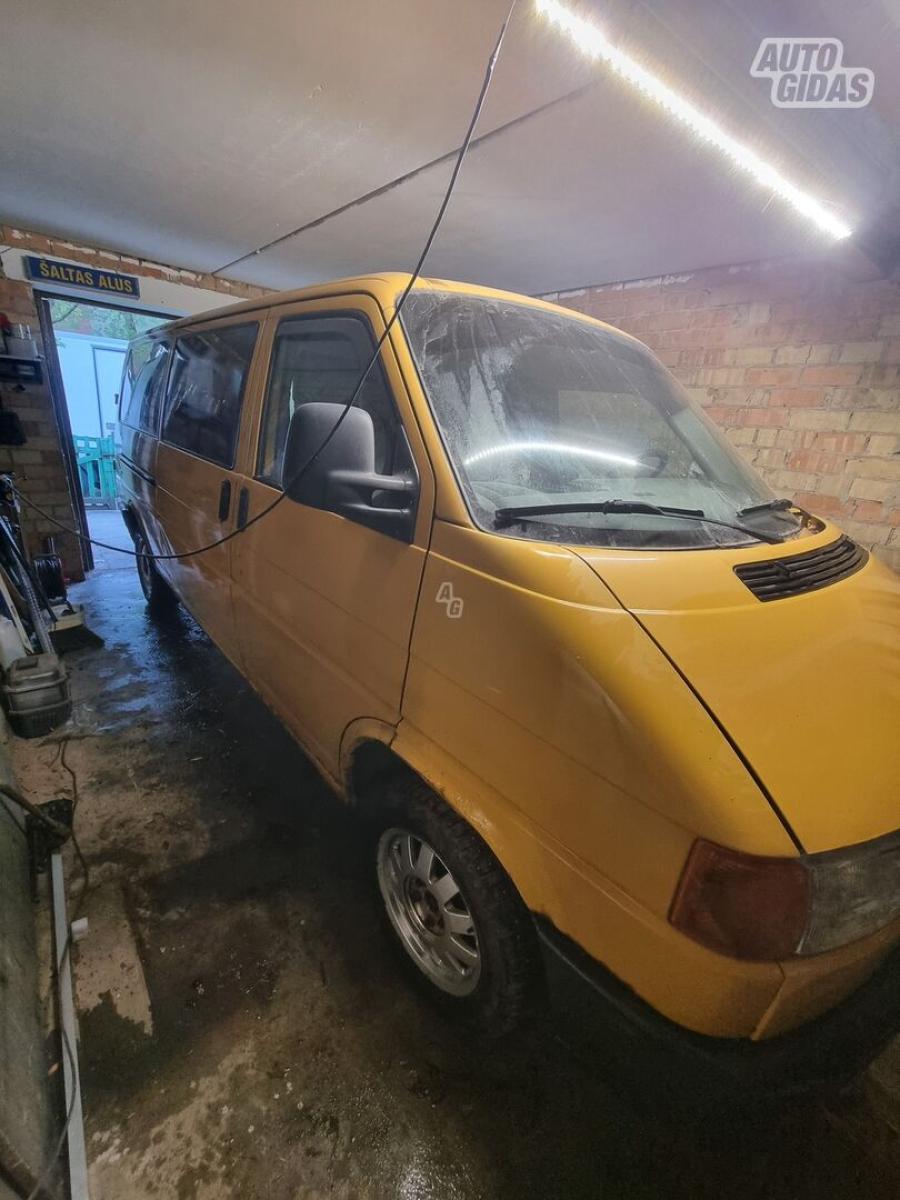 Yellow Volkswagen Caravelle 1995 in Siauliai, with an engine capacity of 2.40 L and mileage of 435 thousand km for 2150 €, photo 1 on AUTOMOTO.COM.LV