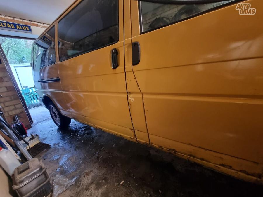 Yellow Volkswagen Caravelle 1995 in Siauliai, with an engine capacity of 2.40 L and mileage of 435 thousand km for 2150 €, photo 3 on AUTOMOTO.COM.LV