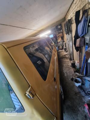 Yellow Volkswagen Caravelle 1995 in Siauliai, with an engine capacity of 2.40 L and mileage of 435 thousand km for 2150 €, photo 5 on AUTOMOTO.COM.LV