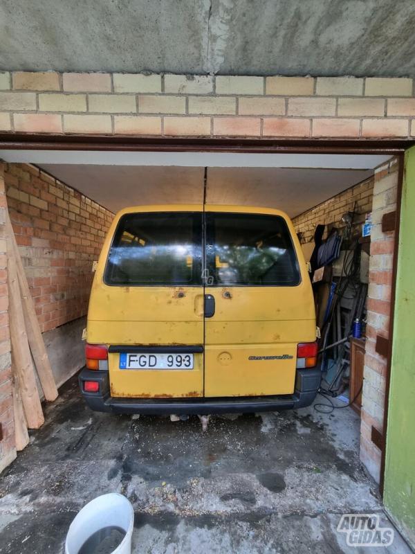 Yellow Volkswagen Caravelle 1995 in Siauliai, with an engine capacity of 2.40 L and mileage of 435 thousand km for 2150 €, photo 5 on AUTOMOTO.COM.LV