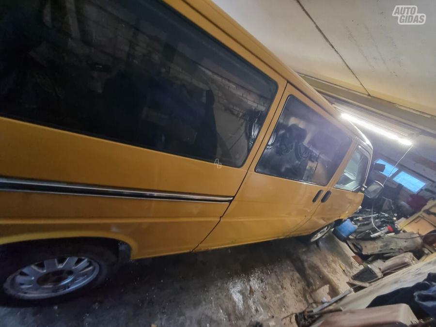 Yellow Volkswagen Caravelle 1995 in Siauliai, with an engine capacity of 2.40 L and mileage of 435 thousand km for 2150 €, photo 4 on AUTOMOTO.COM.LV