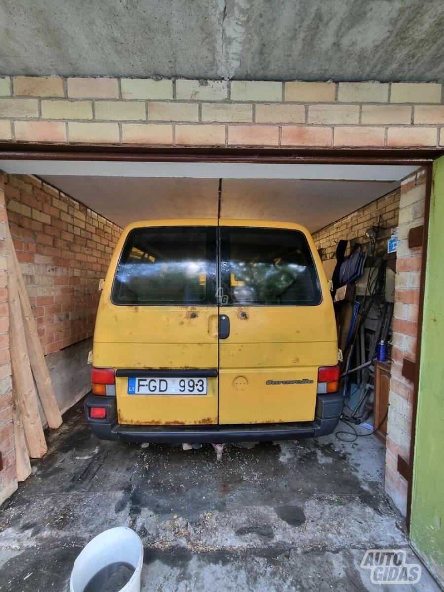 Yellow Volkswagen Caravelle 1995 in Siauliai, with an engine capacity of 2.40 L and mileage of 435 thousand km for 2150 €, photo 6 on AUTOMOTO.COM.LV