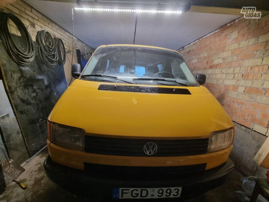 Yellow Volkswagen Caravelle 1995 in Siauliai, with an engine capacity of 2.40 L and mileage of 435 thousand km for 2150 €, photo 11 on AUTOMOTO.COM.LV
