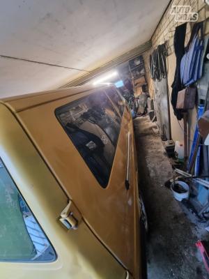 Yellow Volkswagen Caravelle 1995 in Siauliai, with an engine capacity of 2.40 L and mileage of 435 thousand km for 2100 €, photo 5 on AUTOMOTO.COM.LV