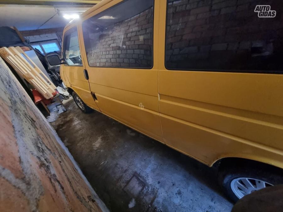 Yellow Volkswagen Caravelle 1995 in Siauliai, with an engine capacity of 2.40 L and mileage of 435 thousand km for 2100 €, photo 9 on AUTOMOTO.COM.LV