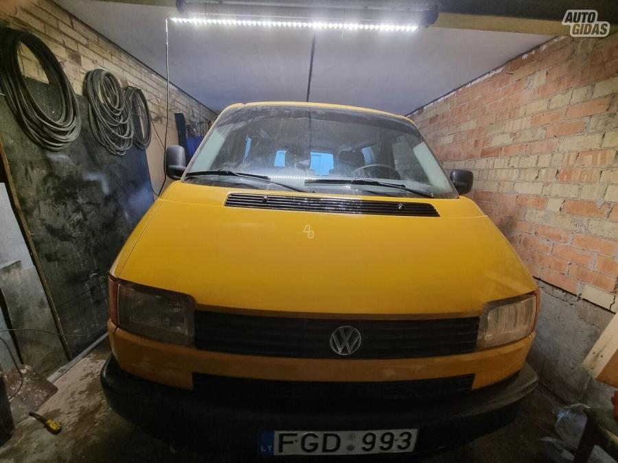 Yellow Volkswagen Caravelle 1995 in Siauliai, with an engine capacity of 2.40 L and mileage of 435 thousand km for 2100 €, photo 11 on AUTOMOTO.COM.LV