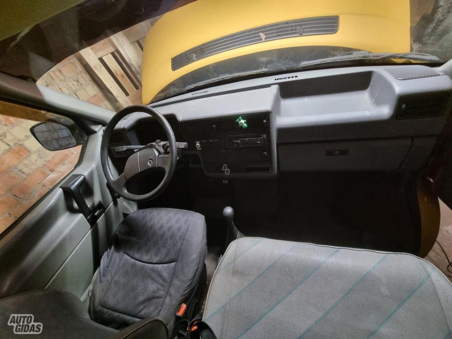 Yellow Volkswagen Caravelle 1995 in Siauliai, with an engine capacity of 2.40 L and mileage of 435 thousand km for 2100 €, photo 13 on AUTOMOTO.COM.LV