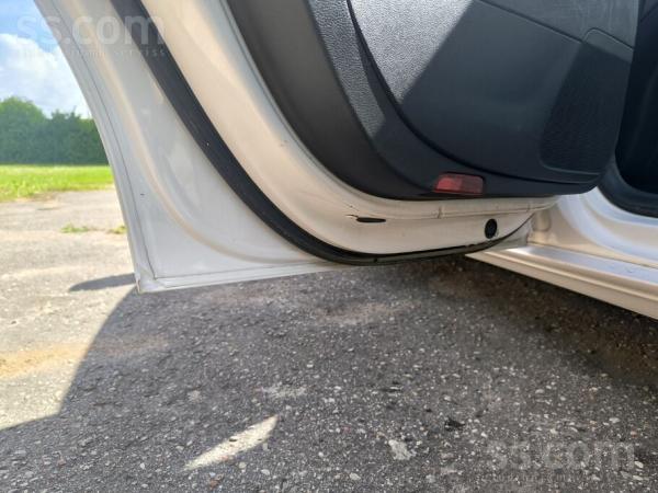 White Volkswagen CC / Passat CC 2012 in Talsi, with an engine capacity of 2.00 L and mileage of 144 thousand km for 3290 €, photo 7 on AUTOMOTO.COM.LV