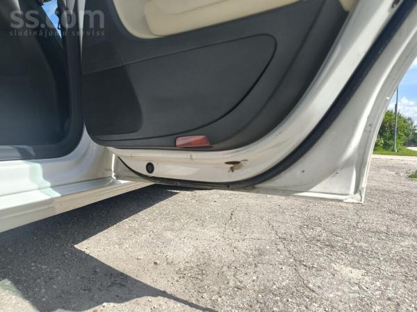 White Volkswagen CC / Passat CC 2012 in Talsi, with an engine capacity of 2.00 L and mileage of 144 thousand km for 3290 €, photo 10 on AUTOMOTO.COM.LV
