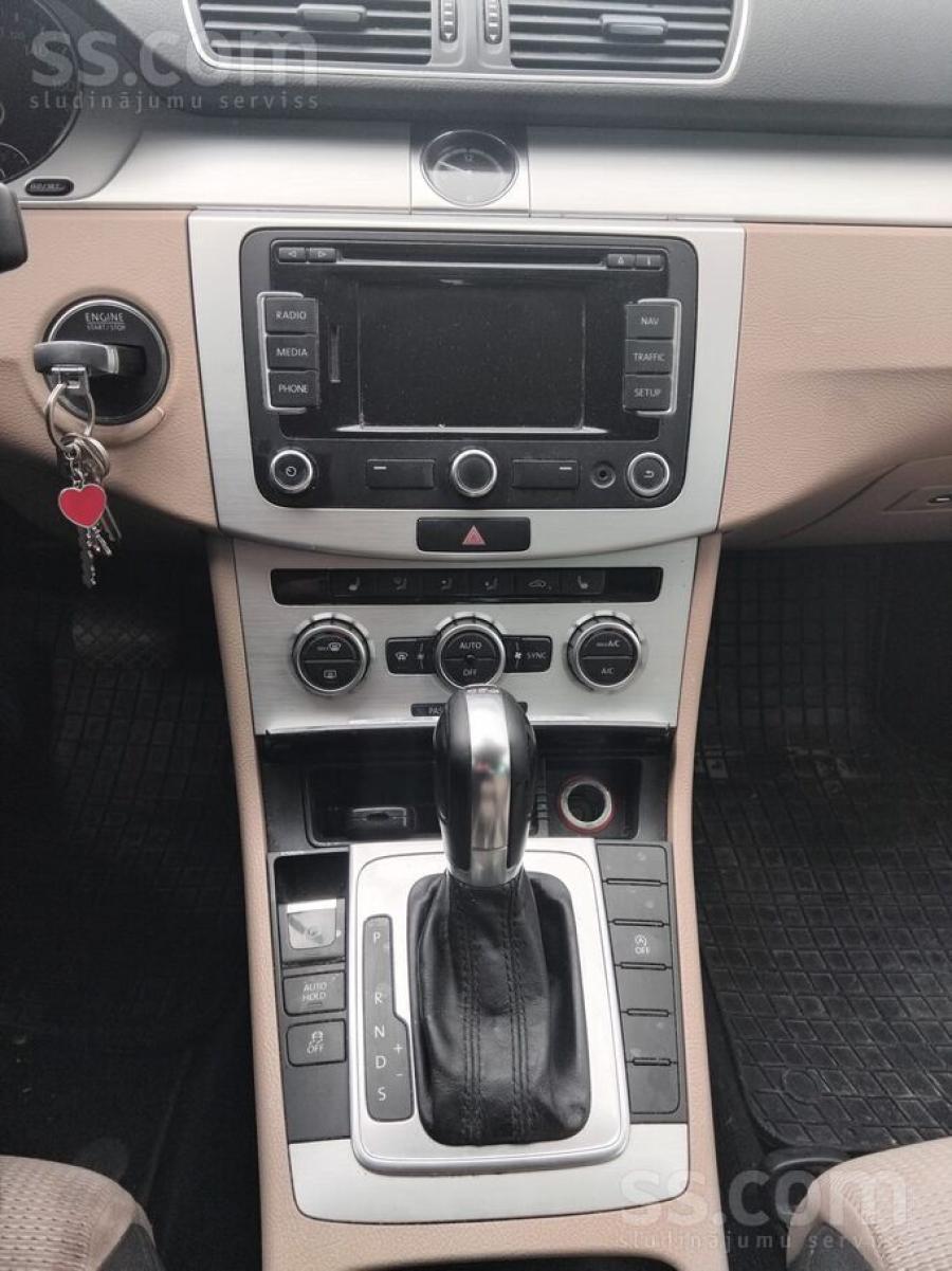 White Volkswagen CC / Passat CC 2013 in Kuldiga, with an engine capacity of 2.00 L and mileage of 357 thousand km for 4500 €, photo 7 on AUTOMOTO.COM.LV