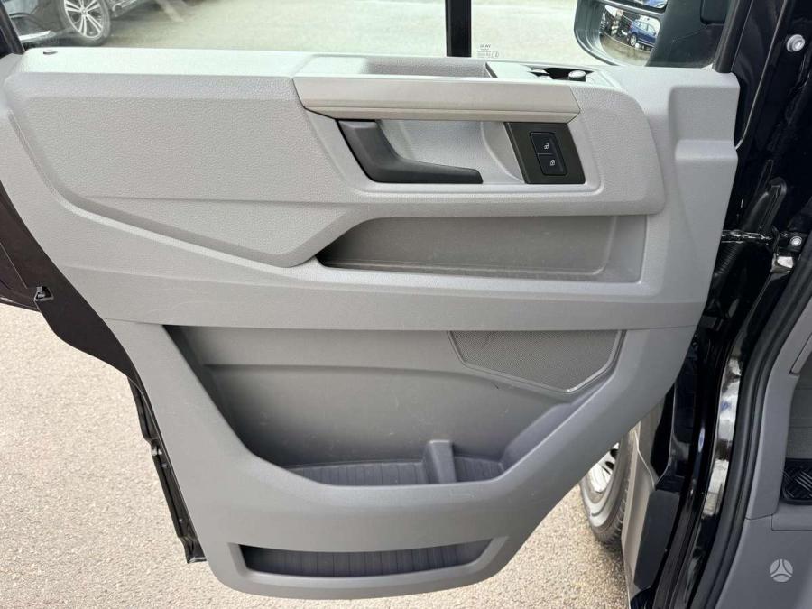 Black Volkswagen Crafter 2020 in Kaunas, with an engine capacity of 1.97 L and mileage of 207 thousand km for 10300 €, photo 10 on AUTOMOTO.COM.LV