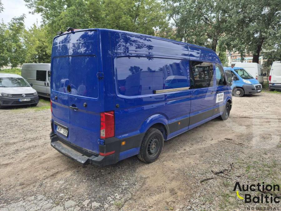 Blue Volkswagen Crafter 2019 in Vilnius, with an engine capacity of 1.97 L and mileage of 302 thousand km for 9075 €, photo 4 on AUTOMOTO.COM.LV