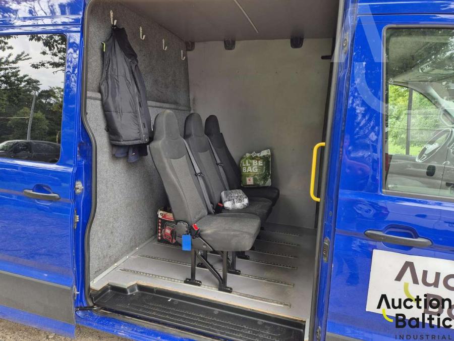 Blue Volkswagen Crafter 2019 in Vilnius, with an engine capacity of 1.97 L and mileage of 302 thousand km for 9075 €, photo 11 on AUTOMOTO.COM.LV