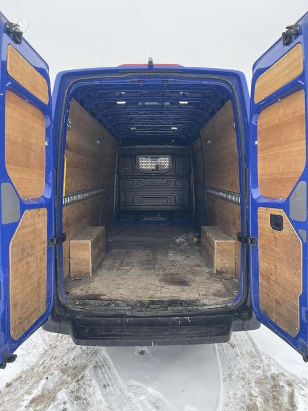 Blue Volkswagen Crafter 2022 in Taurage, with an engine capacity of 1.97 L and mileage of 319 thousand km for 14800 €, photo 5 on AUTOMOTO.COM.LV