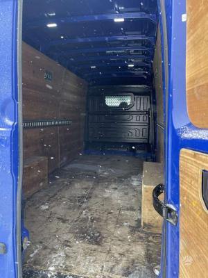 Blue Volkswagen Crafter 2022 in Taurage, with an engine capacity of 1.97 L and mileage of 318 thousand km for 14200 €, photo 5 on AUTOMOTO.COM.LV