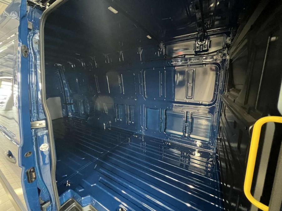 Blue Volkswagen Crafter 2026 in Kaunas, with an engine capacity of 1.97 L and mileage of 0 thousand km for 46100 €, photo 6 on AUTOMOTO.COM.LV