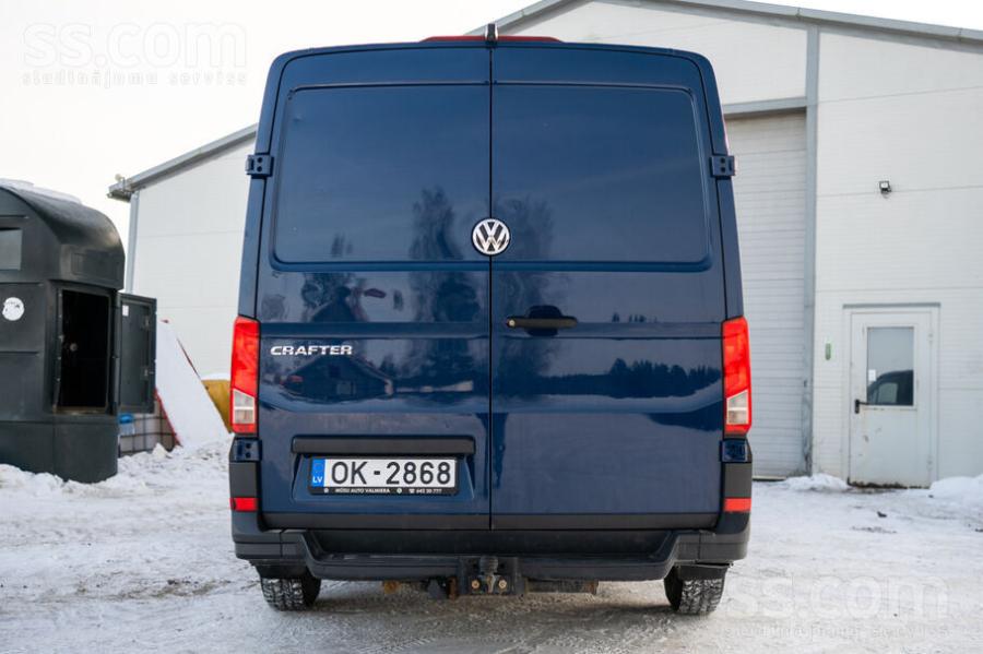 Blue Volkswagen Crafter 2020 in Valmiera, with an engine capacity of 2.00 L and mileage of 204 thousand km for 18500 €, photo 6 on AUTOMOTO.COM.LV