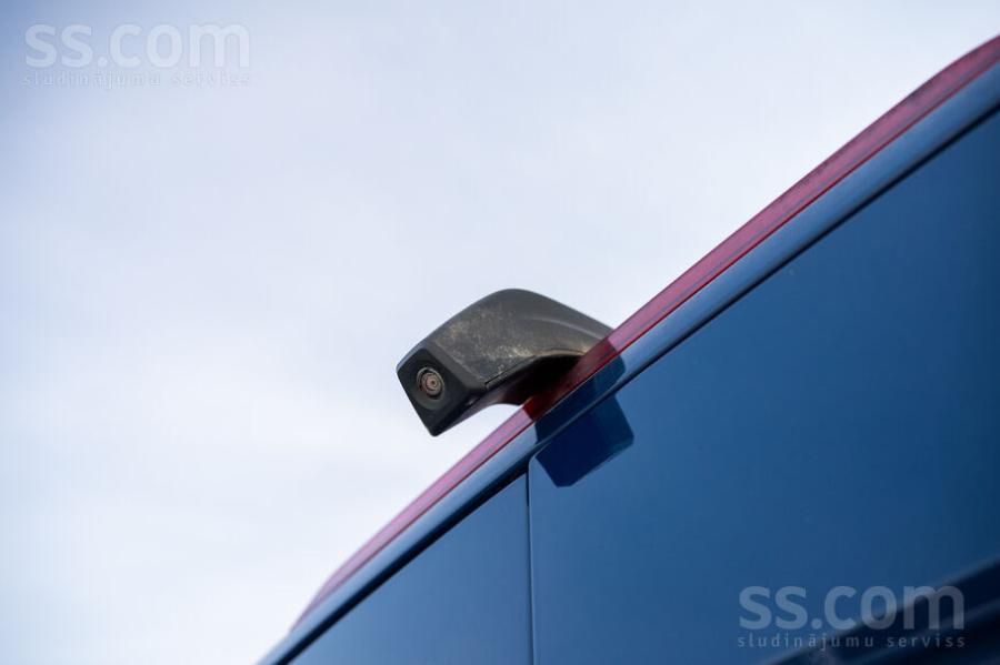 Blue Volkswagen Crafter 2020 in Valmiera, with an engine capacity of 2.00 L and mileage of 204 thousand km for 18500 €, photo 13 on AUTOMOTO.COM.LV
