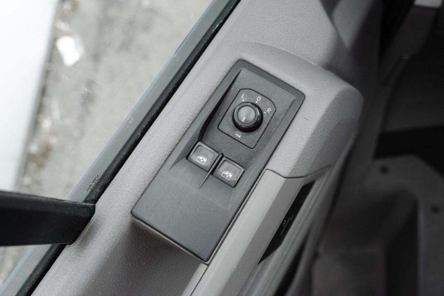 Blue Volkswagen Crafter 2020 in Riga, with an engine capacity of 2.00 L and mileage of 280 thousand km for 12950 €, photo 10 on AUTOMOTO.COM.LV
