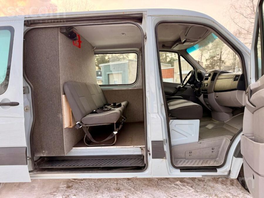 Grey Volkswagen Crafter 2011 in Riga, with an engine capacity of 2.00 L and mileage of 362 thousand km for 8530 €, photo 5 on AUTOMOTO.COM.LV
